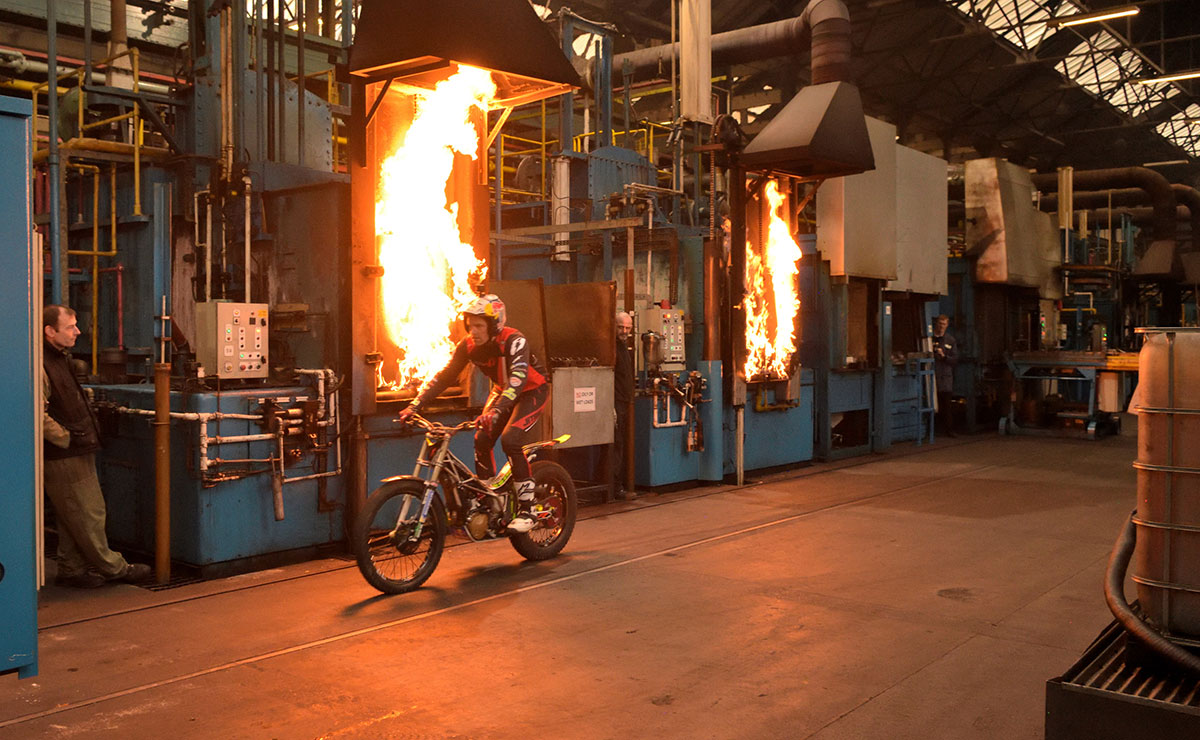 5692wa1h-dougie-lampkin-rides-past-furnaces – MotoHead